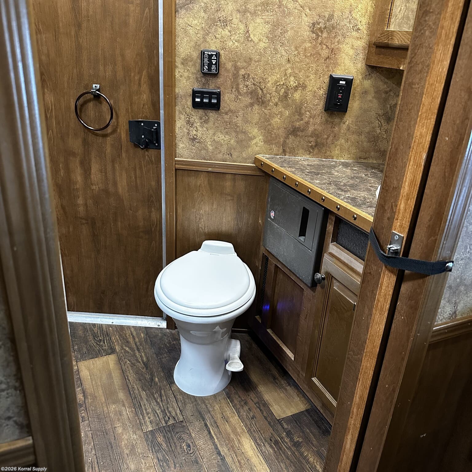 96x35 Horse Trailer for sale | Used Lakota Bighorn 5H LQ - SLIDE OUT ...